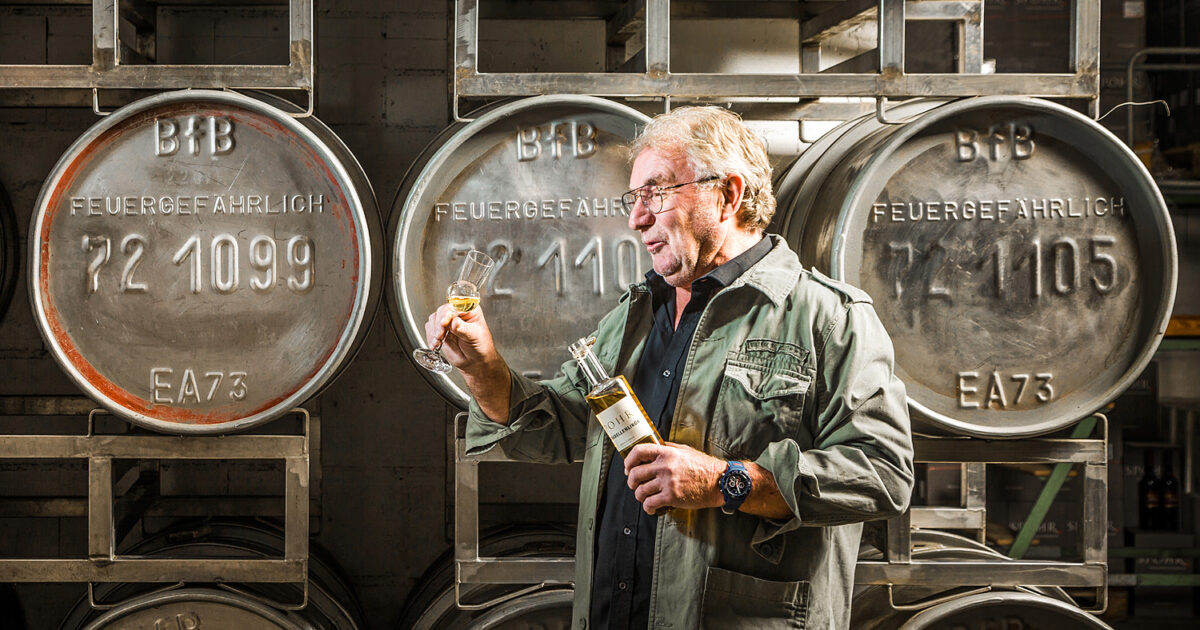 Heinz and Heinz in the distillery – a fiery friendship – Weingut Spohr ...